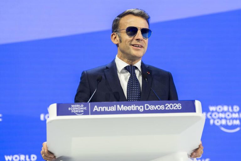 Kacamata Emmanuel Macron yang Memukau di Ajang World Economic Forum – ISDS